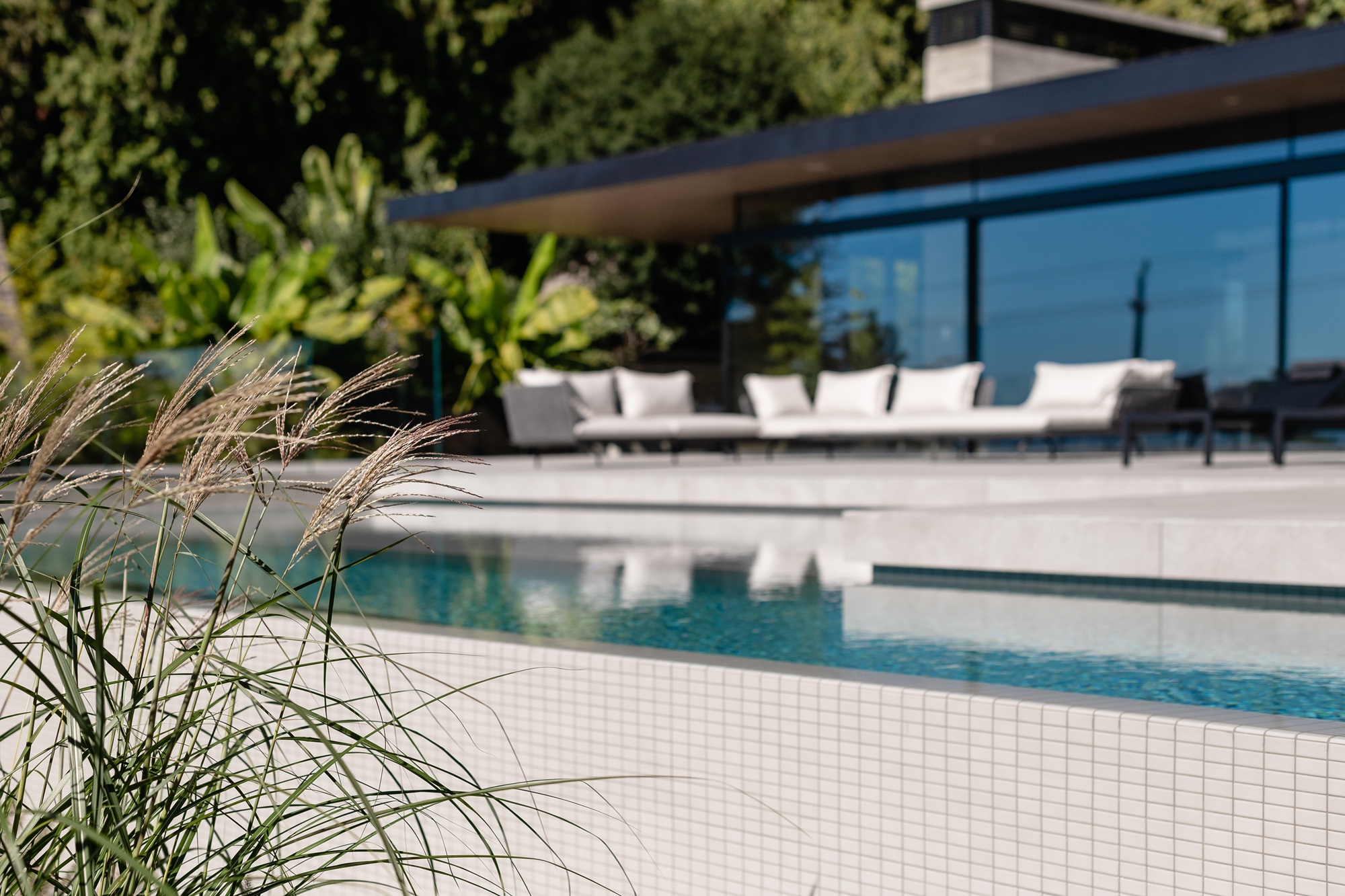 Alka Pool Ultra-Modern Poolscape: Infinity Pool with Baja Shelf